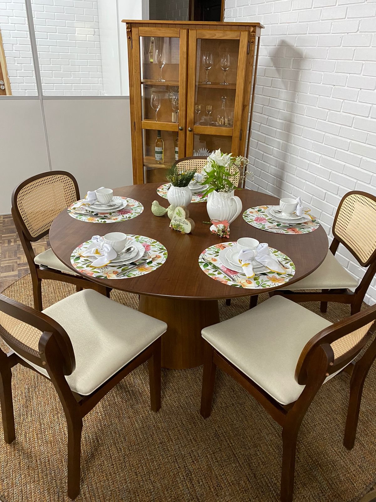 Mesa Agnes Redonda na cor Carvalho